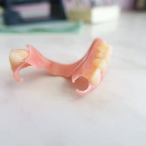 Removable dental prosthesis: What are they? Advantages and how to use ...